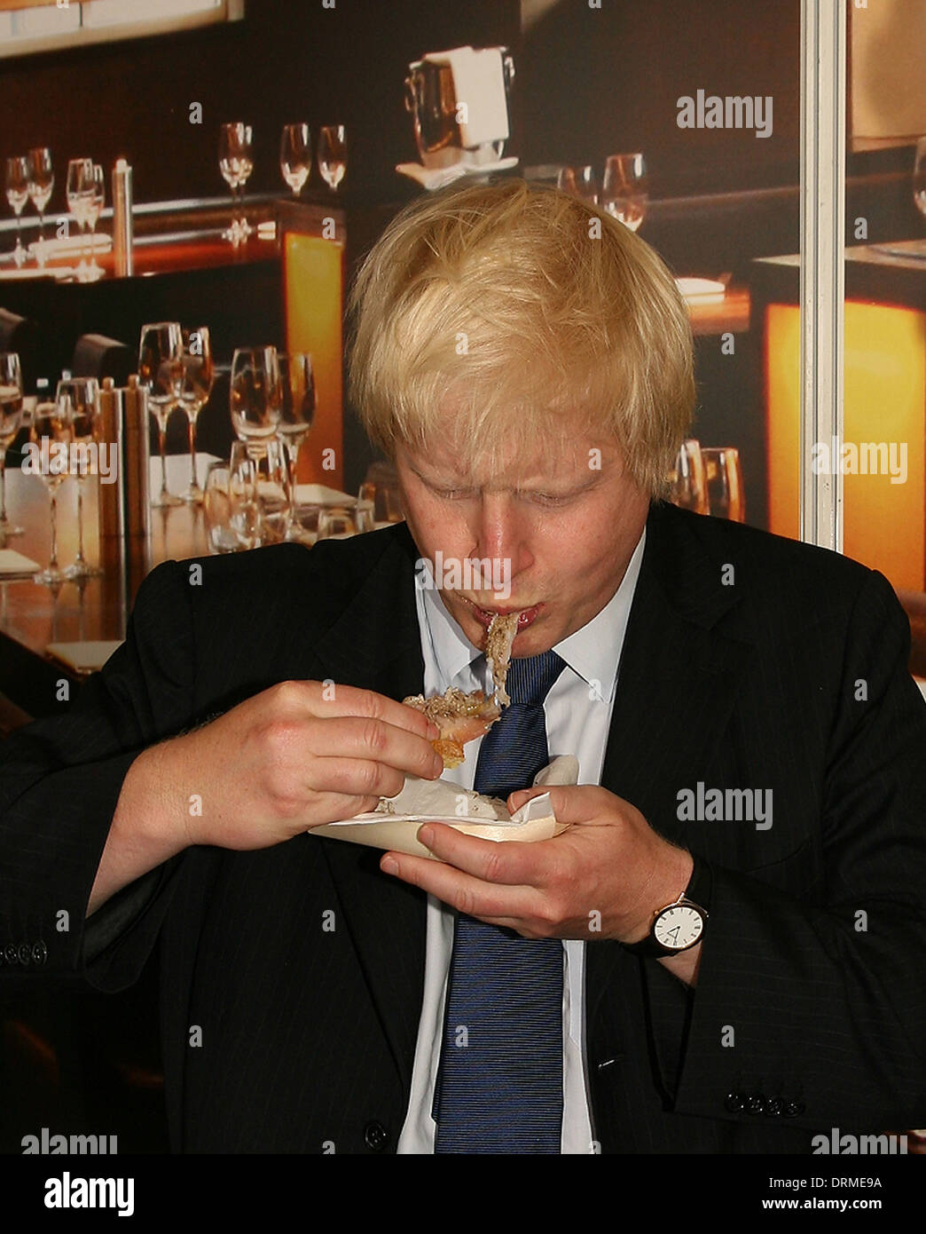 Boris Johnson eating at the Taste of London show in Regent's Park Stock ... Boris Johnson eating at the Taste of London show in Regent's Park Stock ...