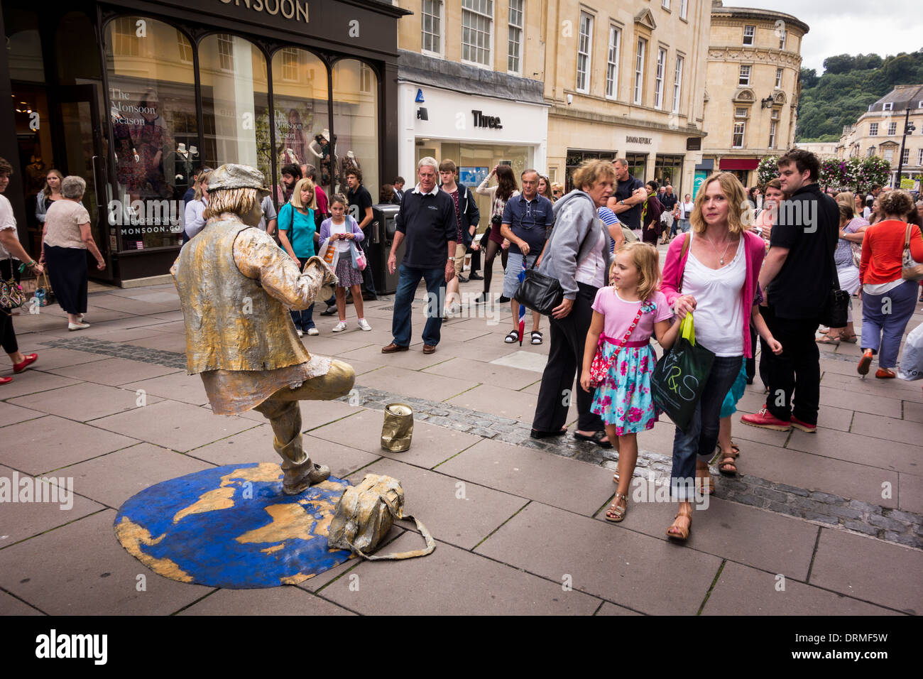 People watching a street performer in Bath City Centre, Somerset, UK ...