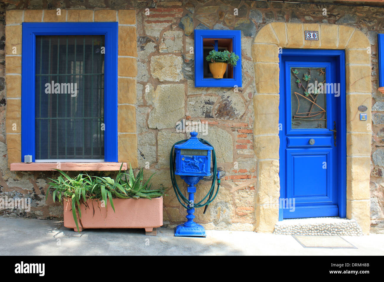 Cottage windows hi-res stock photography and images - Alamy