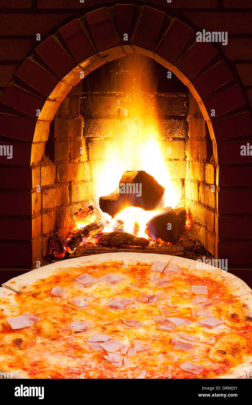 Open pizza oven hi-res stock photography and images - Alamy