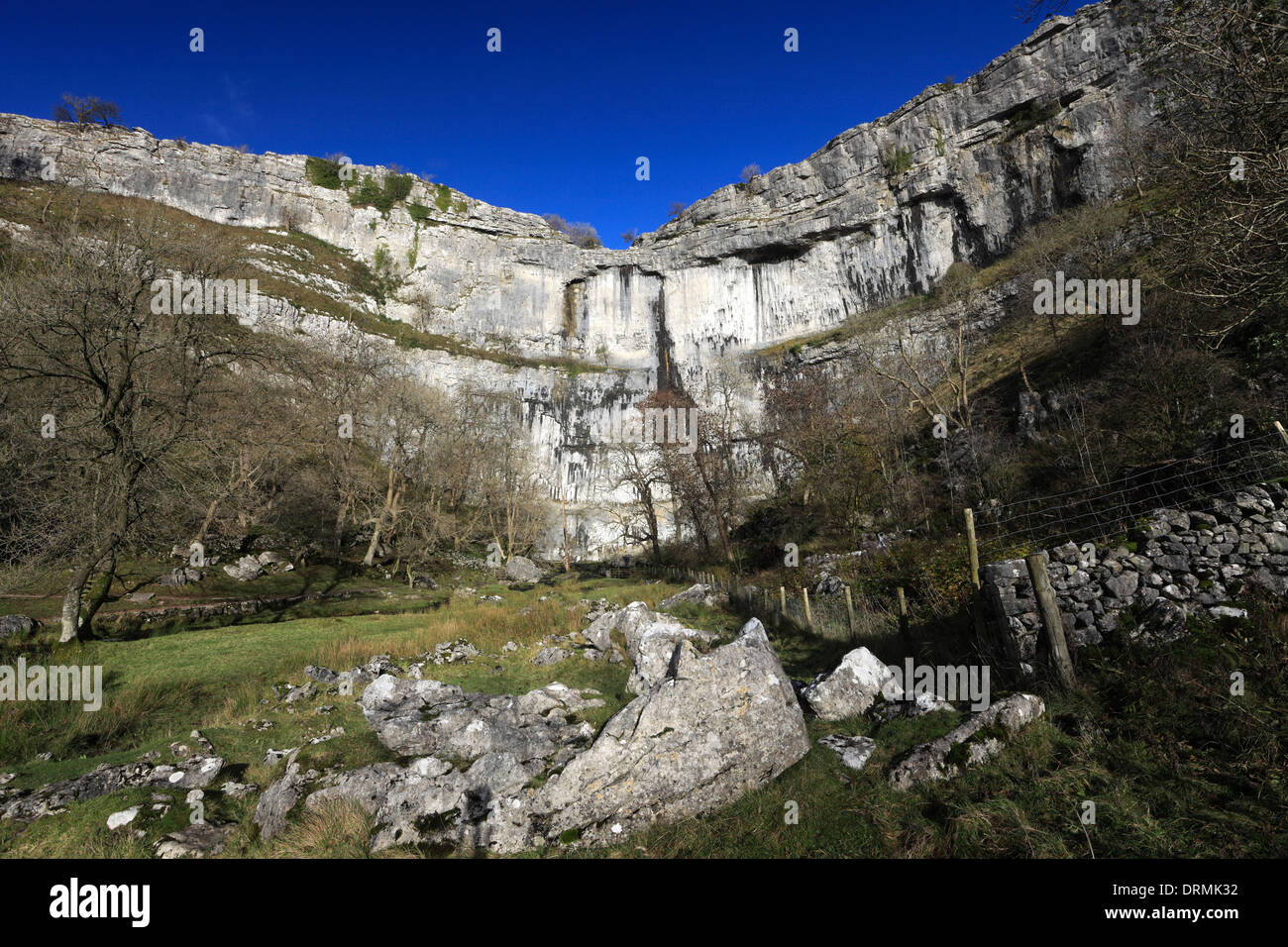 Malham cove limestone hi-res stock photography and images - Alamy