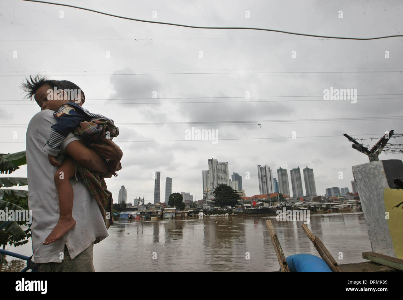 People watching flooding hi-res stock photography and images - Alamy