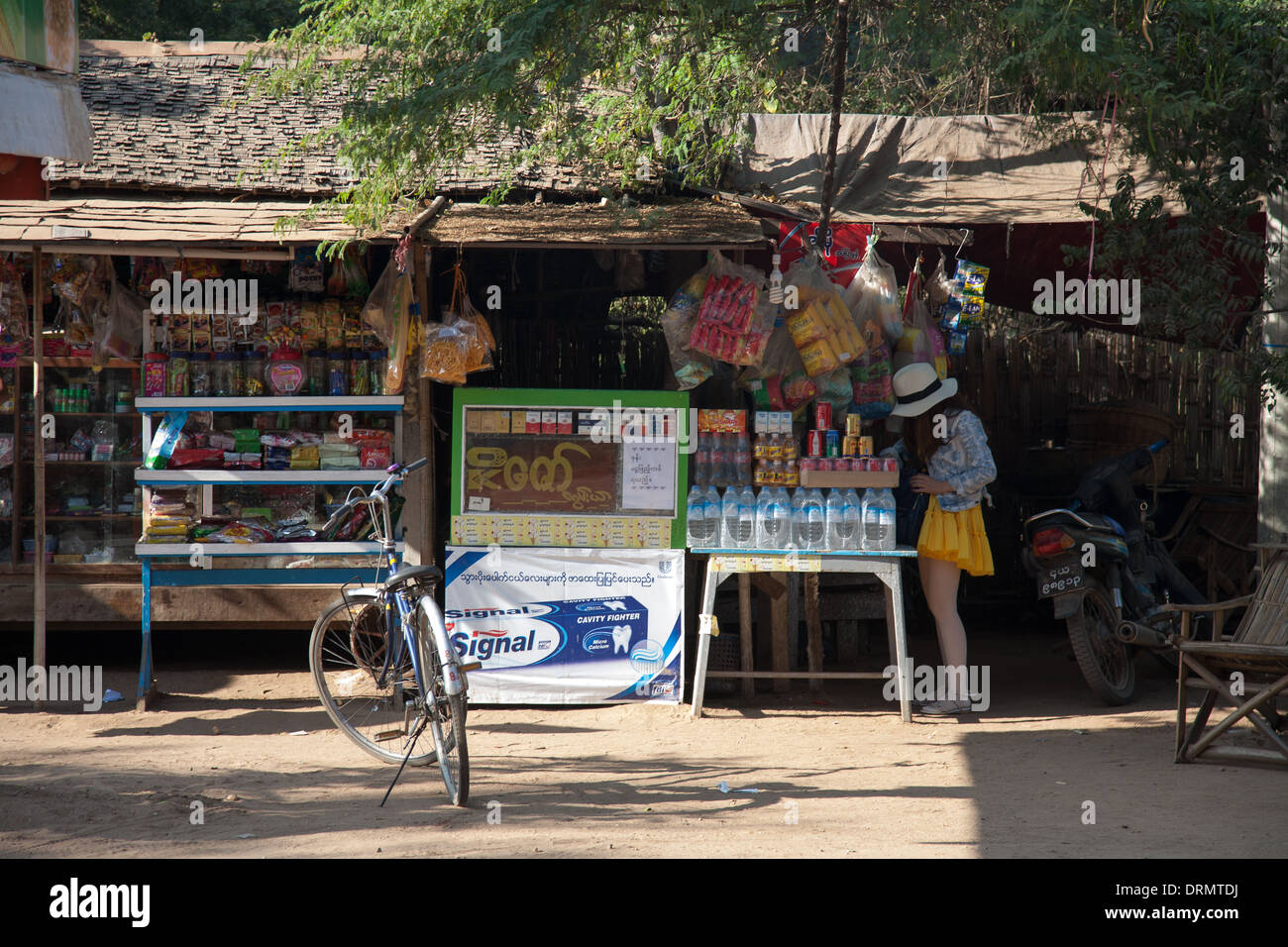 Tourist shopping at a shop in Bagan Stock Photo - Alamy