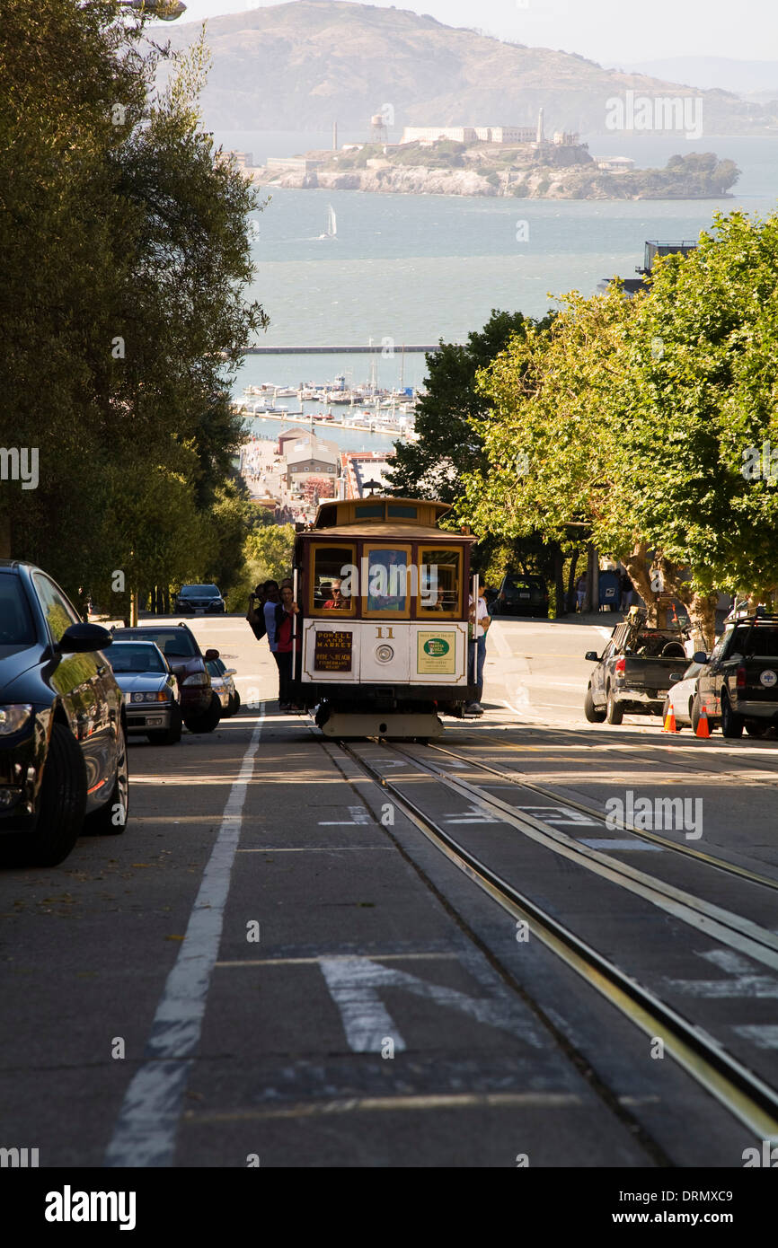 Cable car climbing hill san francisco hi-res stock photography and ...