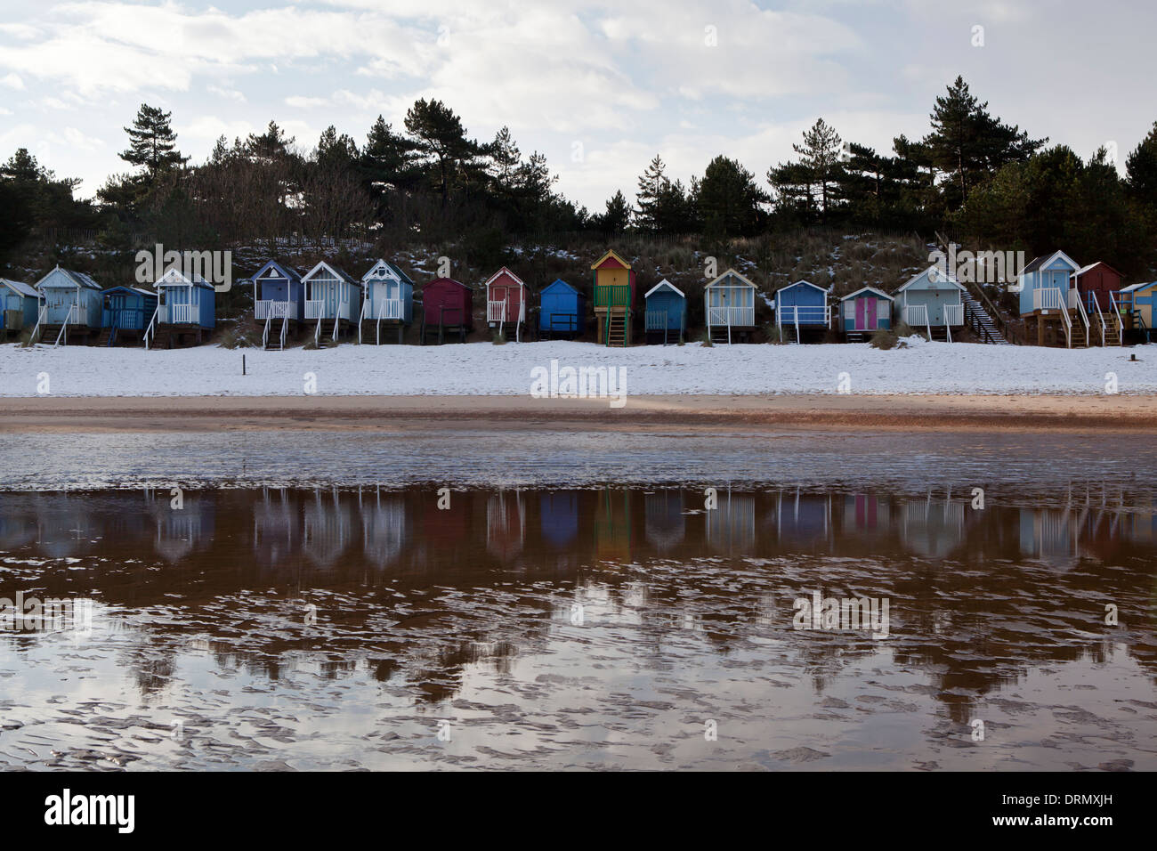 Uk beach winter snow norfolk hi-res stock photography and images - Alamy