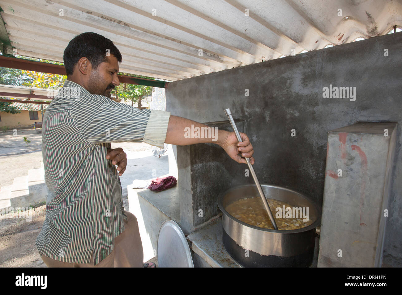Solar cooker india hi-res stock photography and images - Alamy