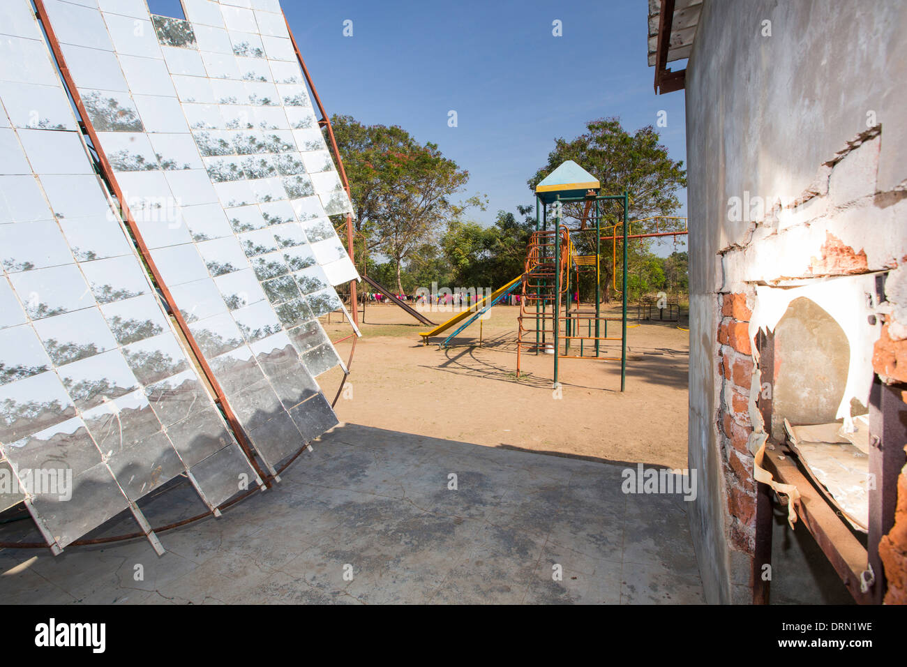 Solar cooker india hi-res stock photography and images - Alamy