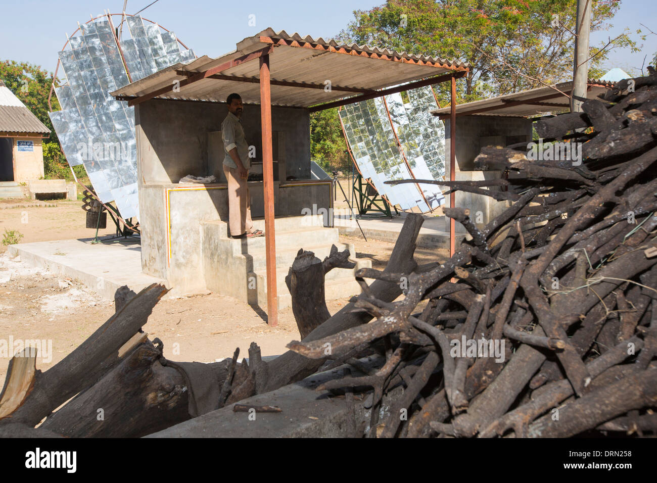 Solar cooker india hi-res stock photography and images - Alamy