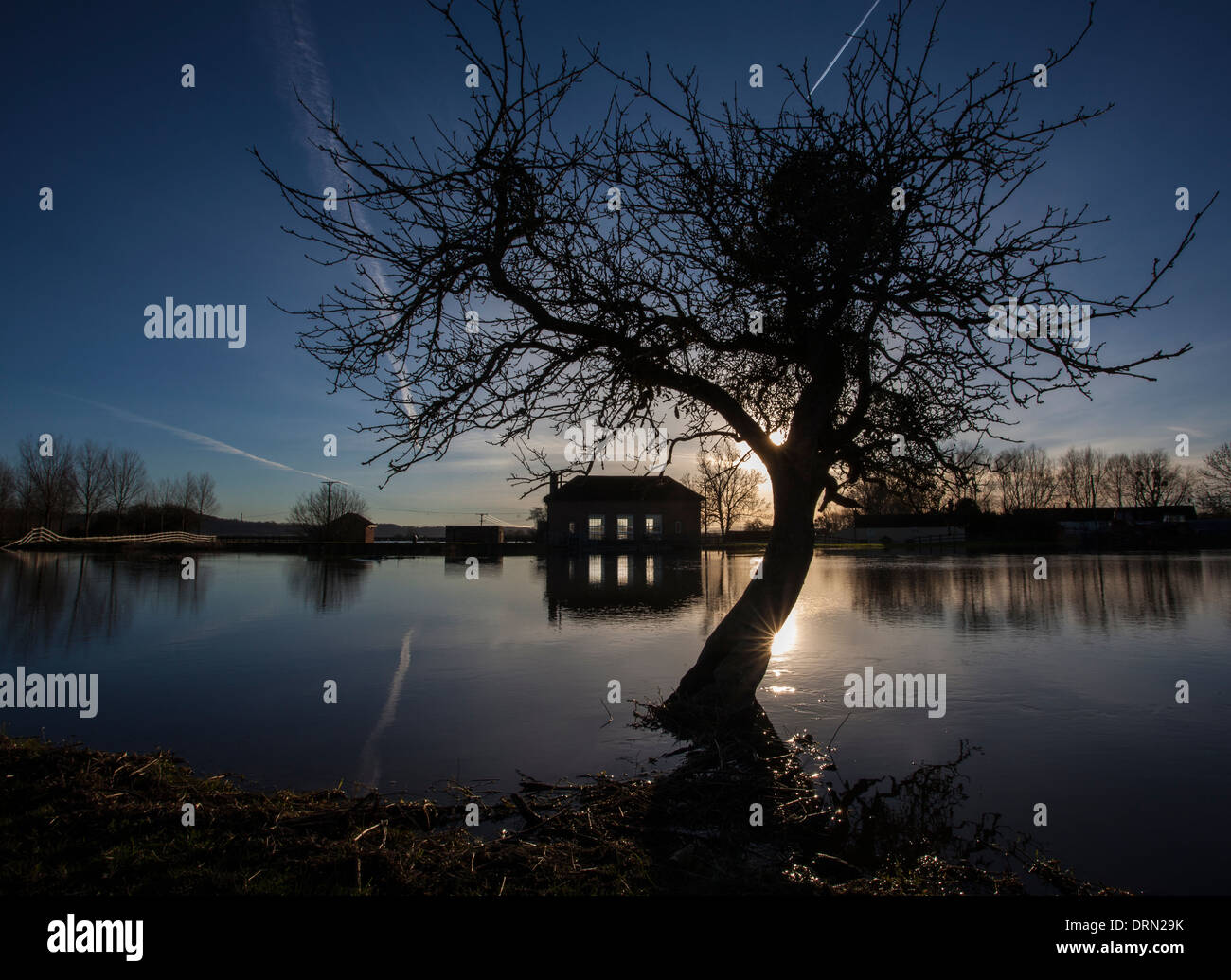 The river Parrett and pumping station at Stathe near Burrowbrige on the ...