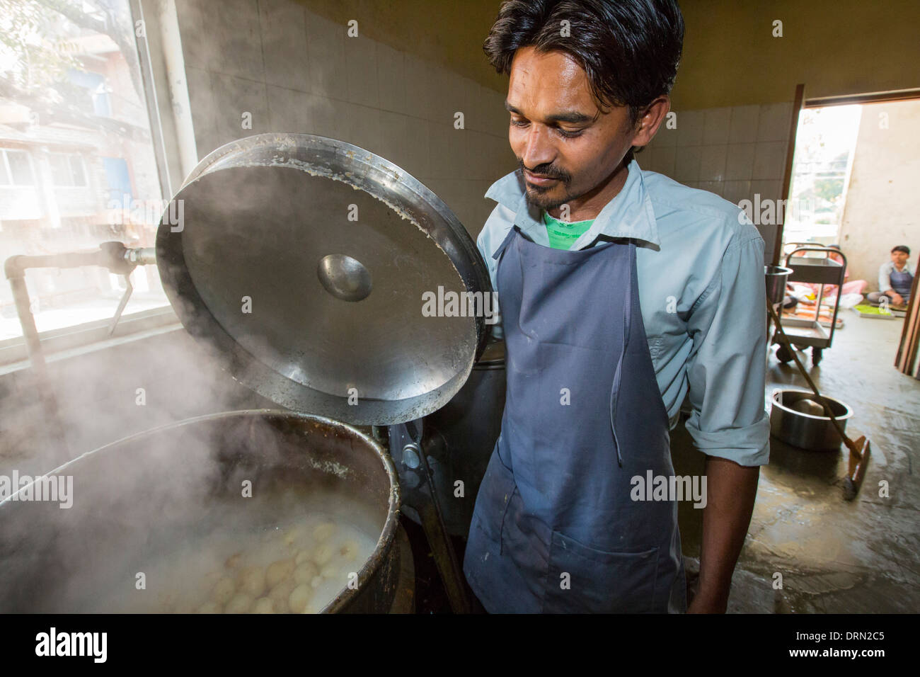 Solar cooker india hi-res stock photography and images - Alamy