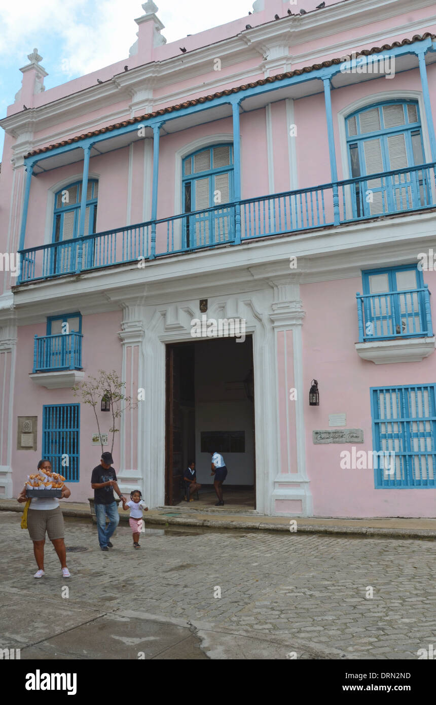 Ornate pink building and windows hi-res stock photography and images ...