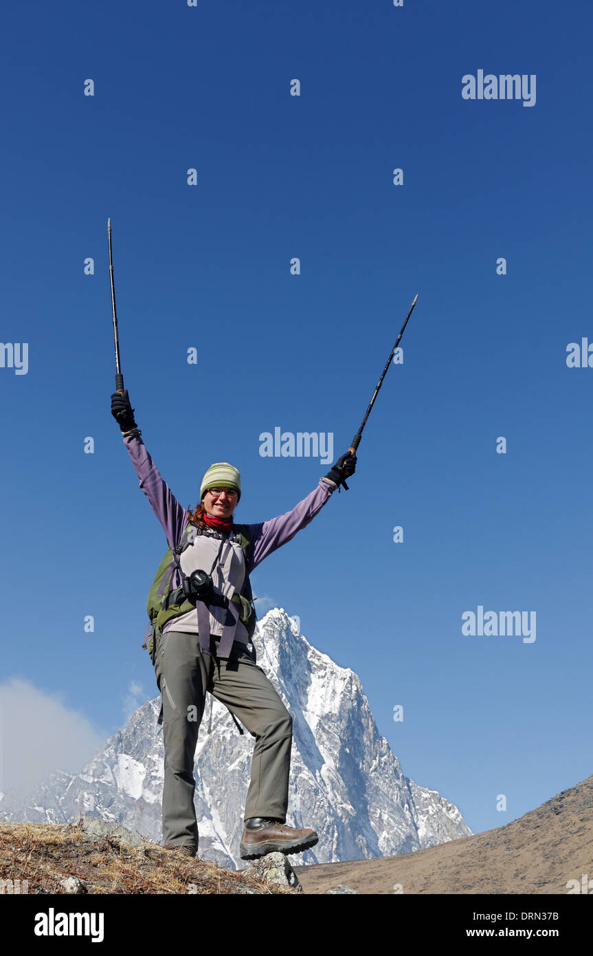 A lady trekker with arms raised on the Everest Base Camp trek Stock ...