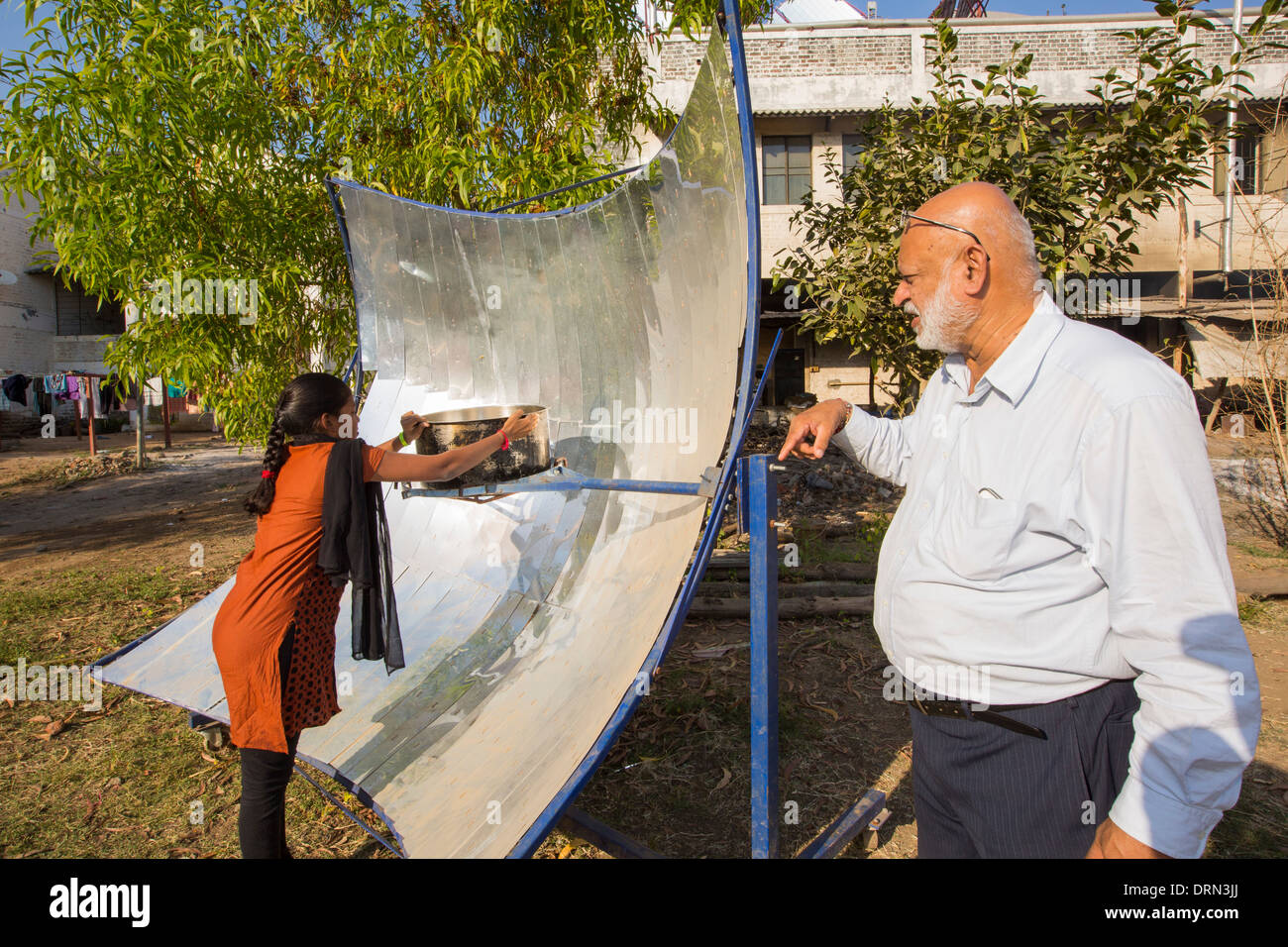 Solar cooker india hi-res stock photography and images - Alamy