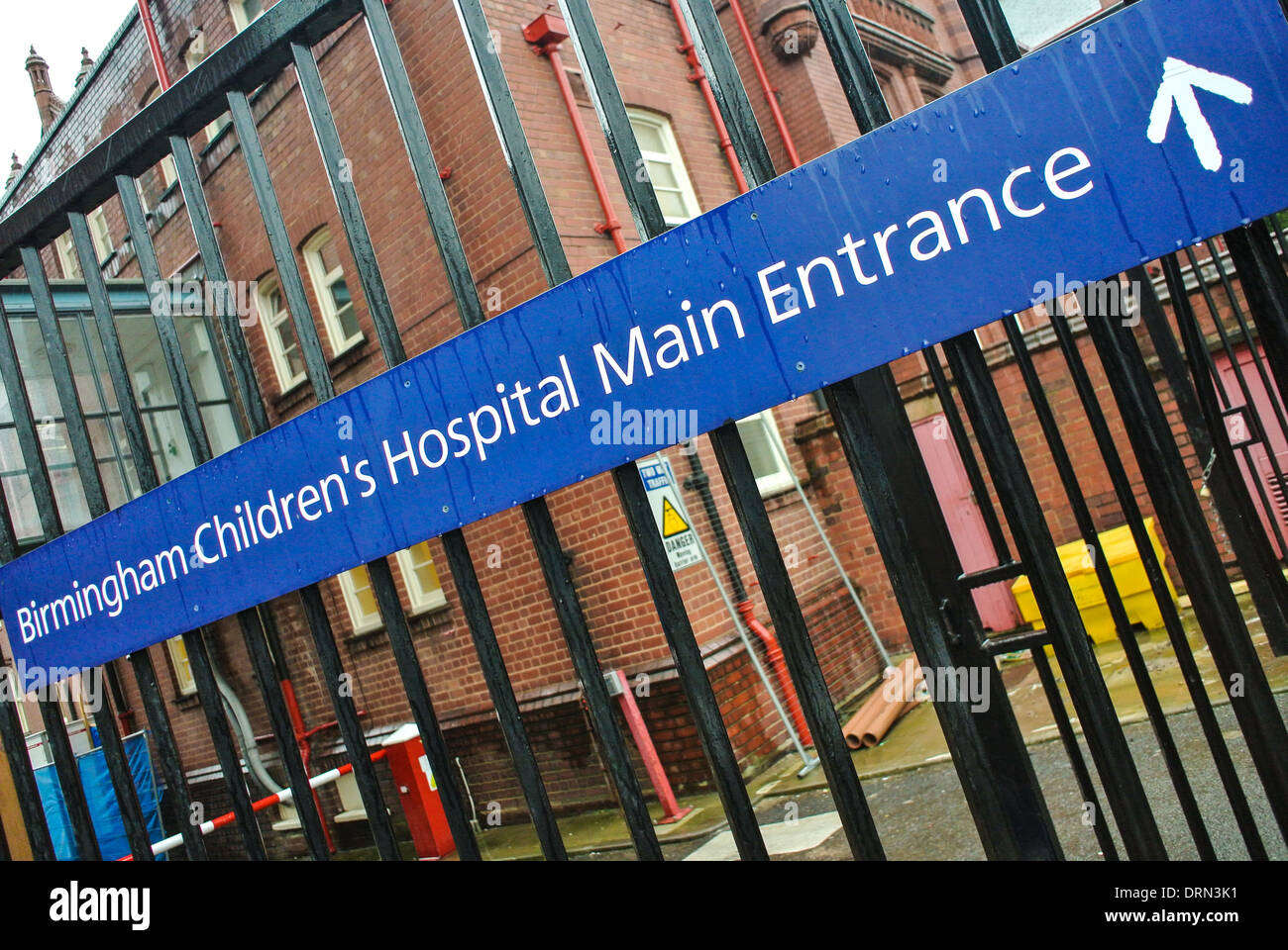 Hospital nhs sign hi-res stock photography and images - Alamy