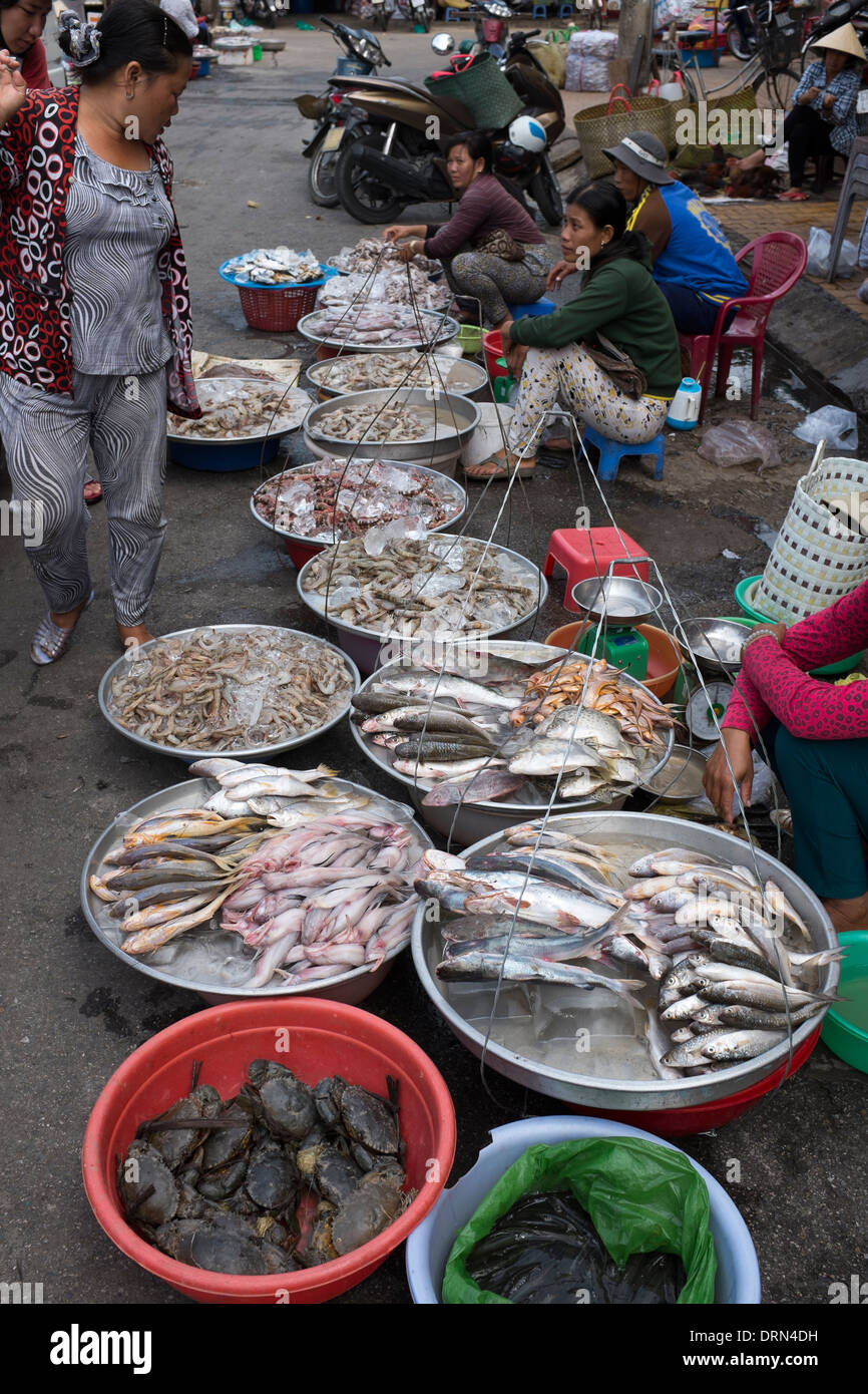 Vendors selling fresh seafood hi-res stock photography and images - Alamy