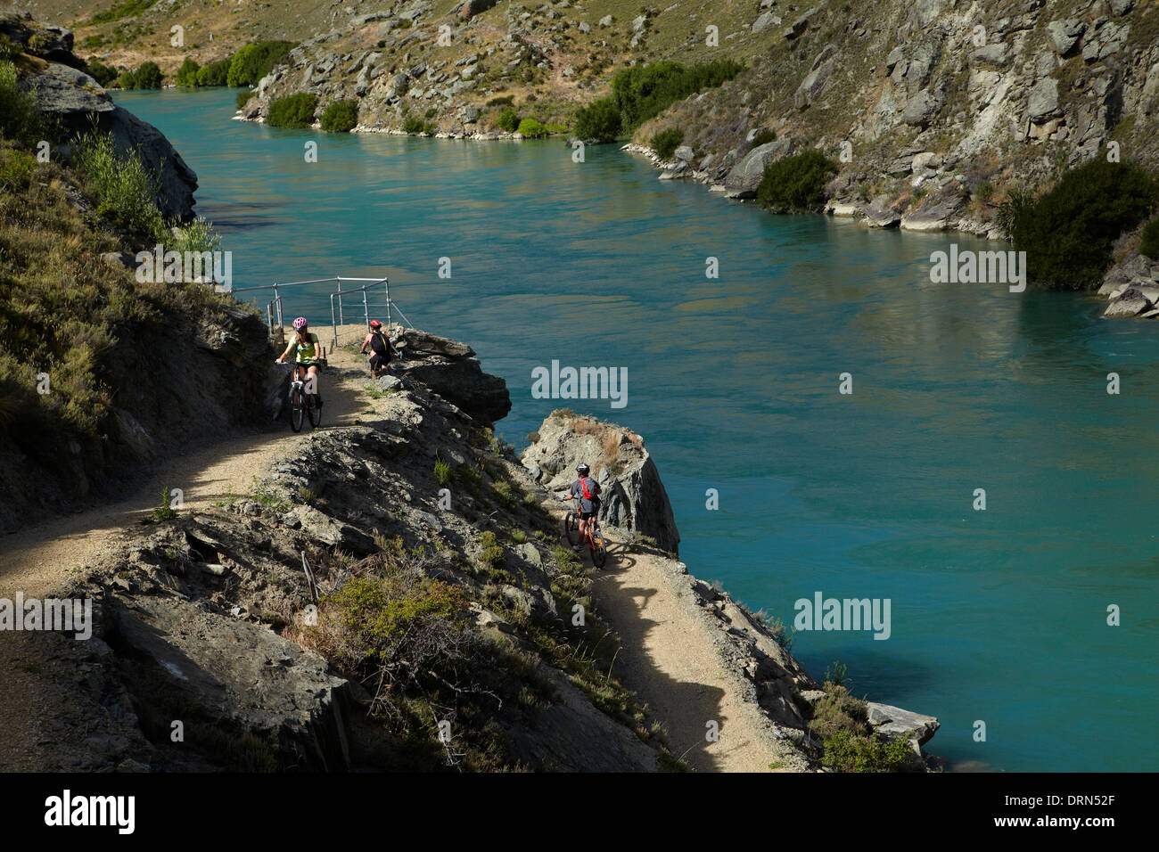 Mountain bikers and Lake Roxburgh on Roxburgh Gorge Cycle and Walking ...