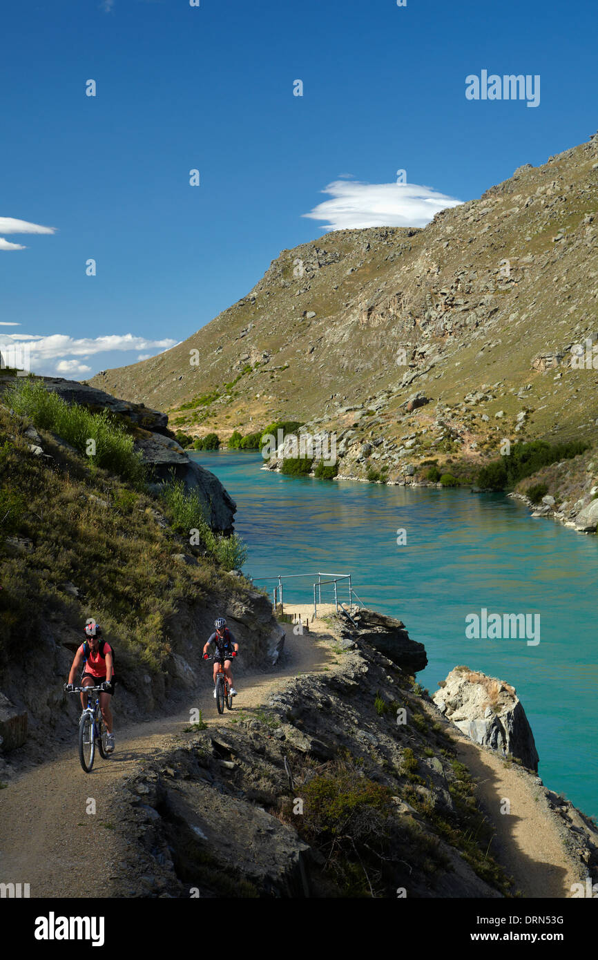 Mountain bikers and Lake Roxburgh on Roxburgh Gorge Cycle and Walking ...