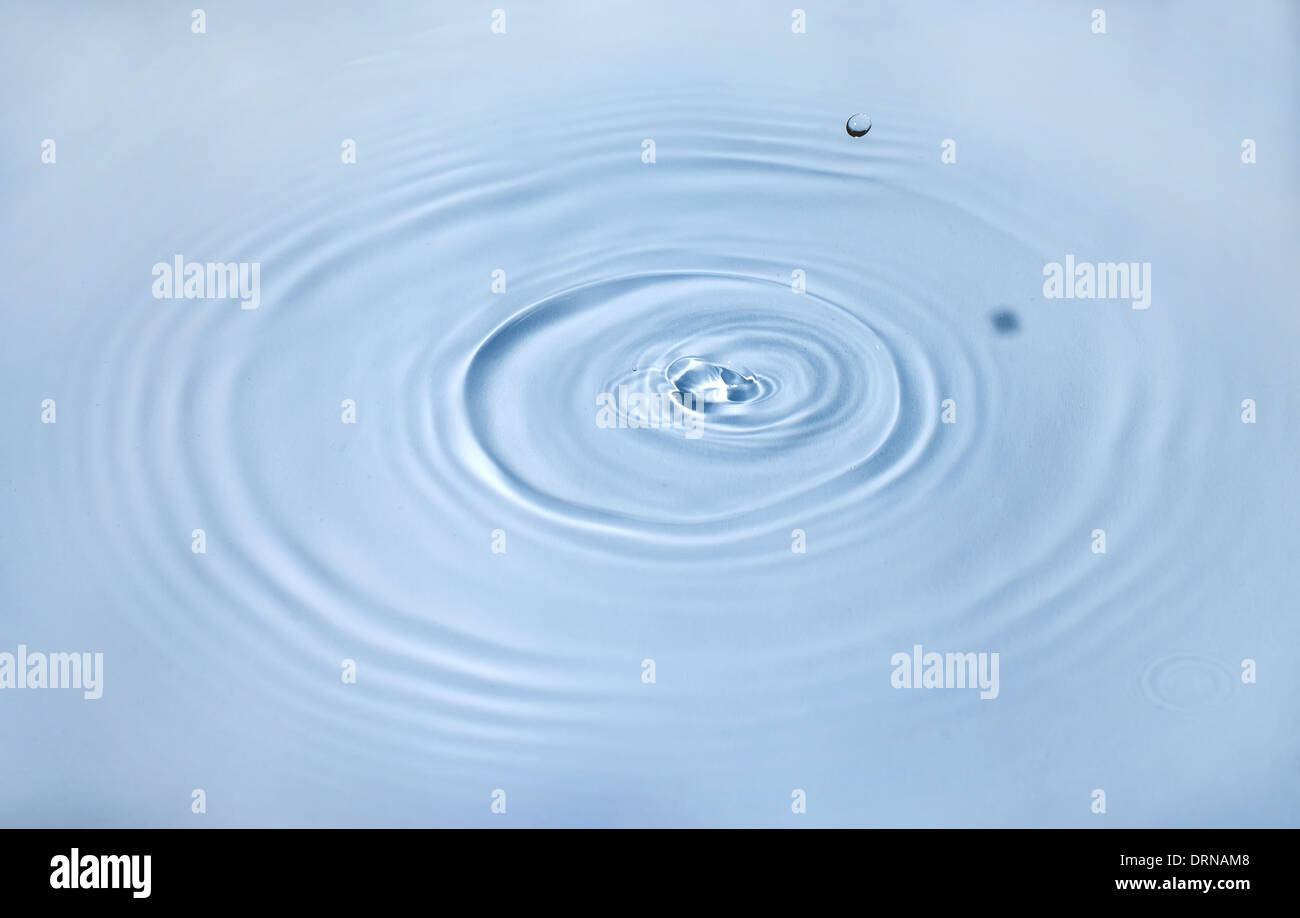 Blue water drops close hi-res stock photography and images - Alamy