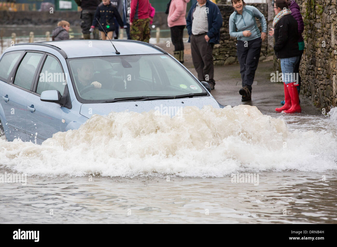 Car driving fast through flood water hi-res stock photography and ...