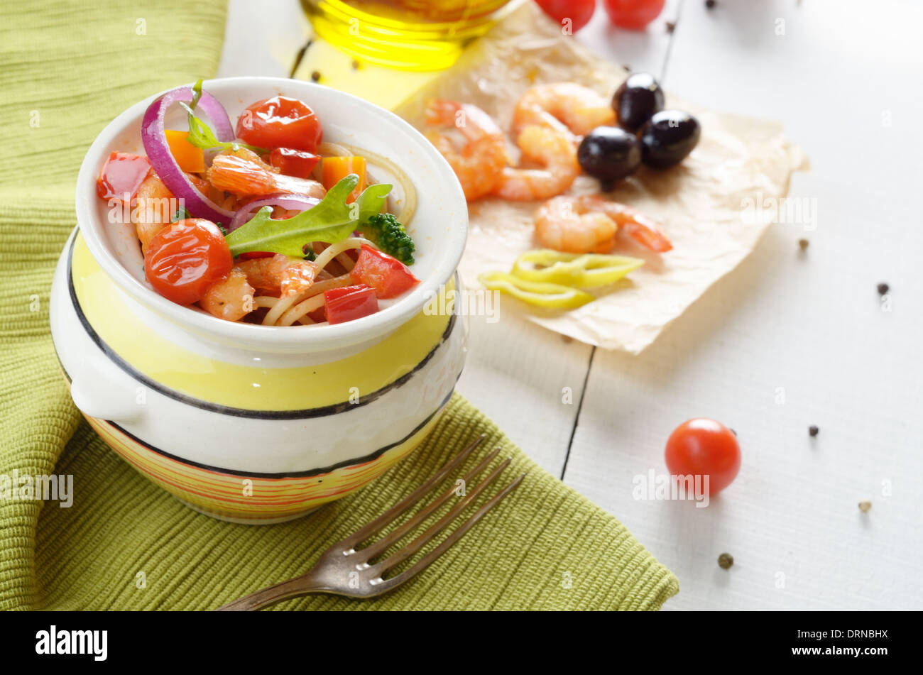 Seafood spaghetti pasta pot with shrimps and cherry tomatoes Stock ...