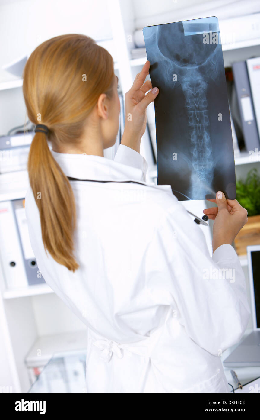 Female doctor in surgery Stock Photo - Alamy