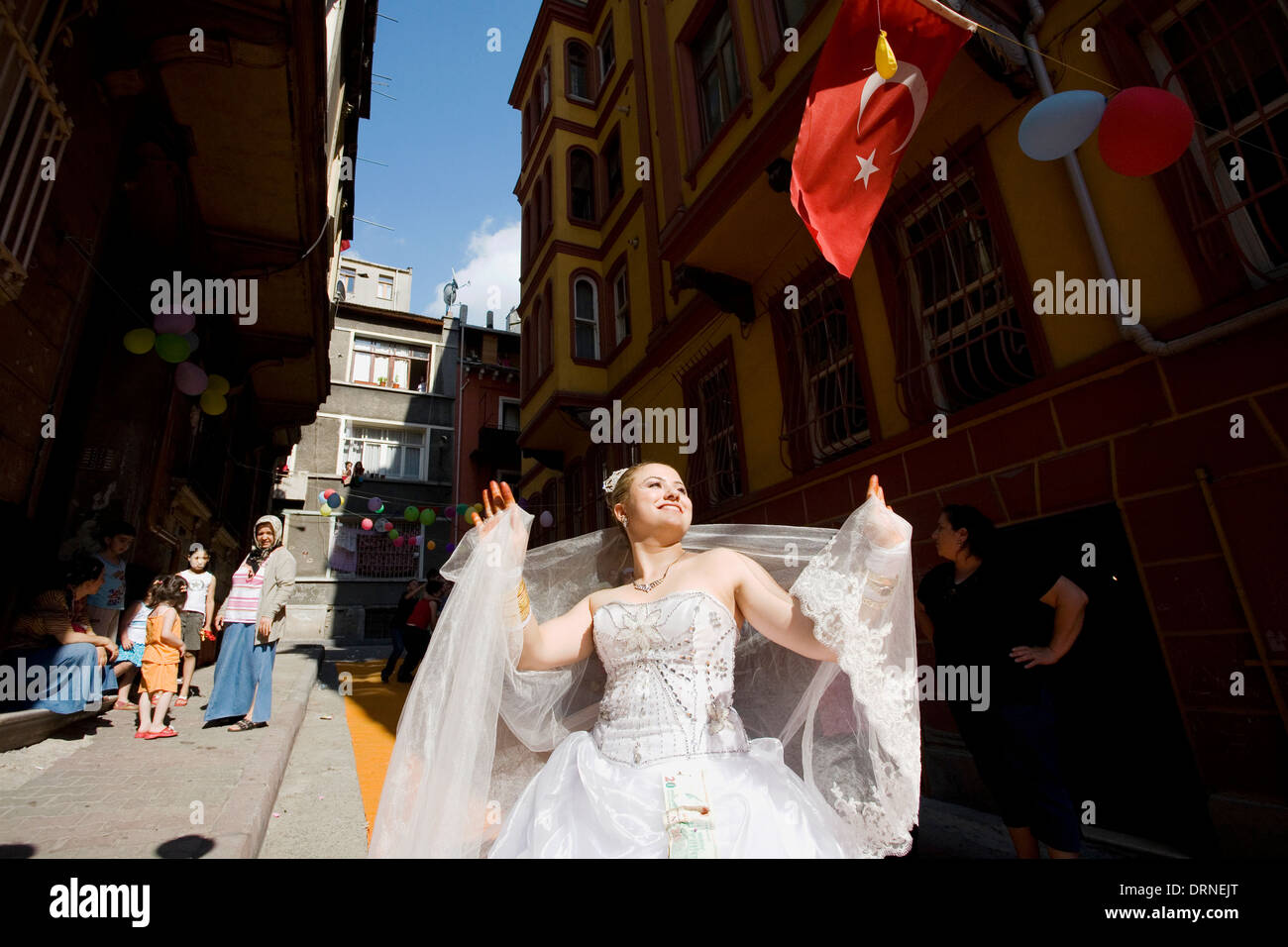 Bride in Tarlabaşı streets Beyoğlu Istanbul Turkey Stock Photo - Alamy