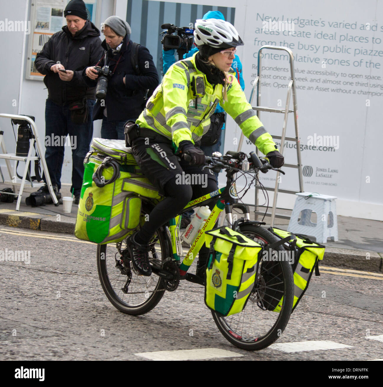 Paramedic woman on bicycle central london Stock Photo - Alamy