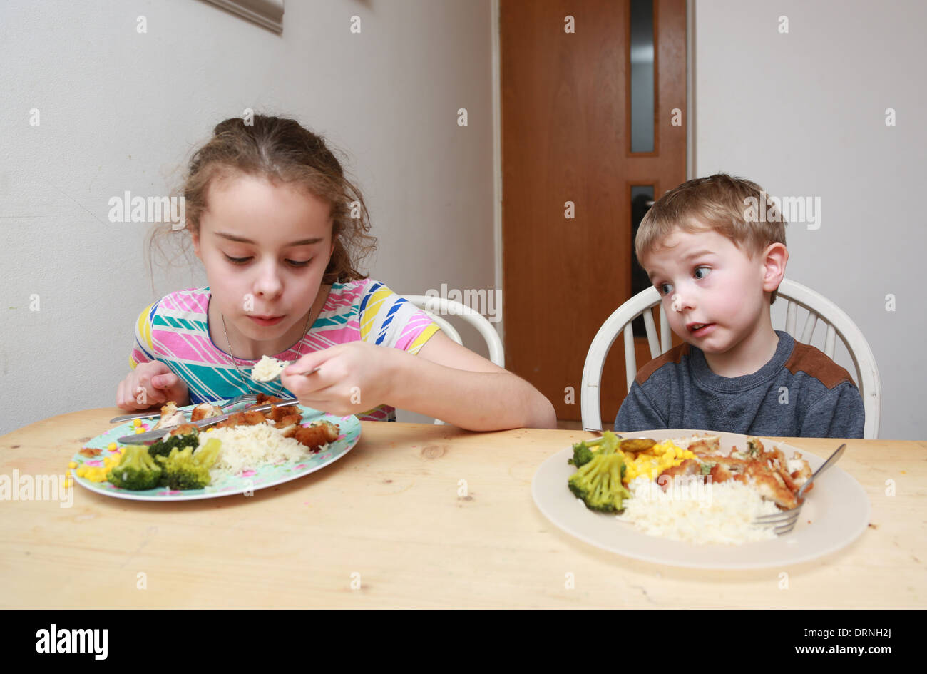 Siblings dinner hi-res stock photography and images - Alamy