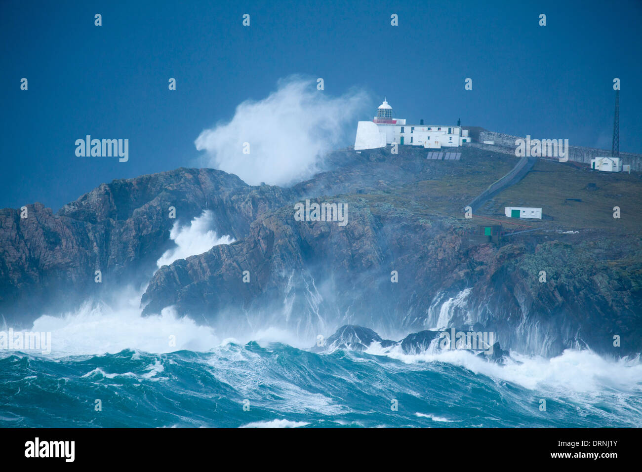 Waves crashing by lighthouse hi-res stock photography and images - Alamy