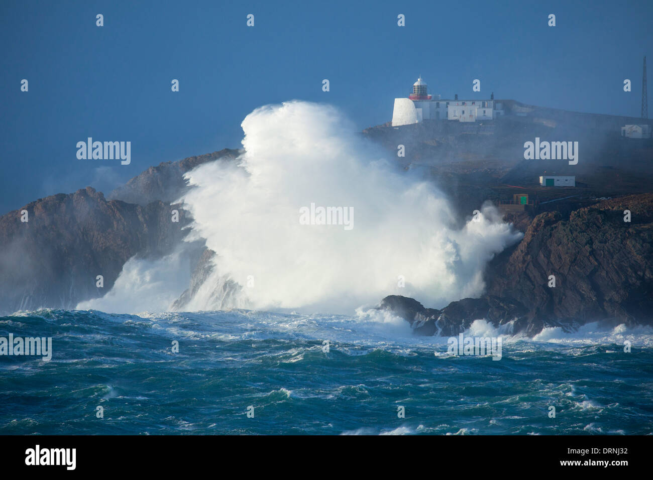 Waves crashing by lighthouse hi-res stock photography and images - Alamy