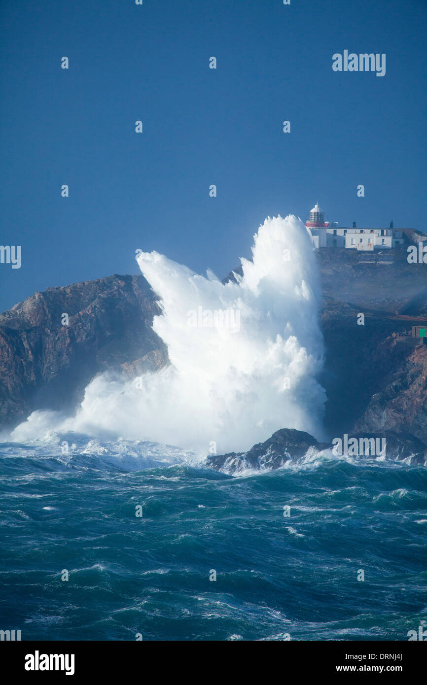 Waves crashing by lighthouse hi-res stock photography and images - Alamy