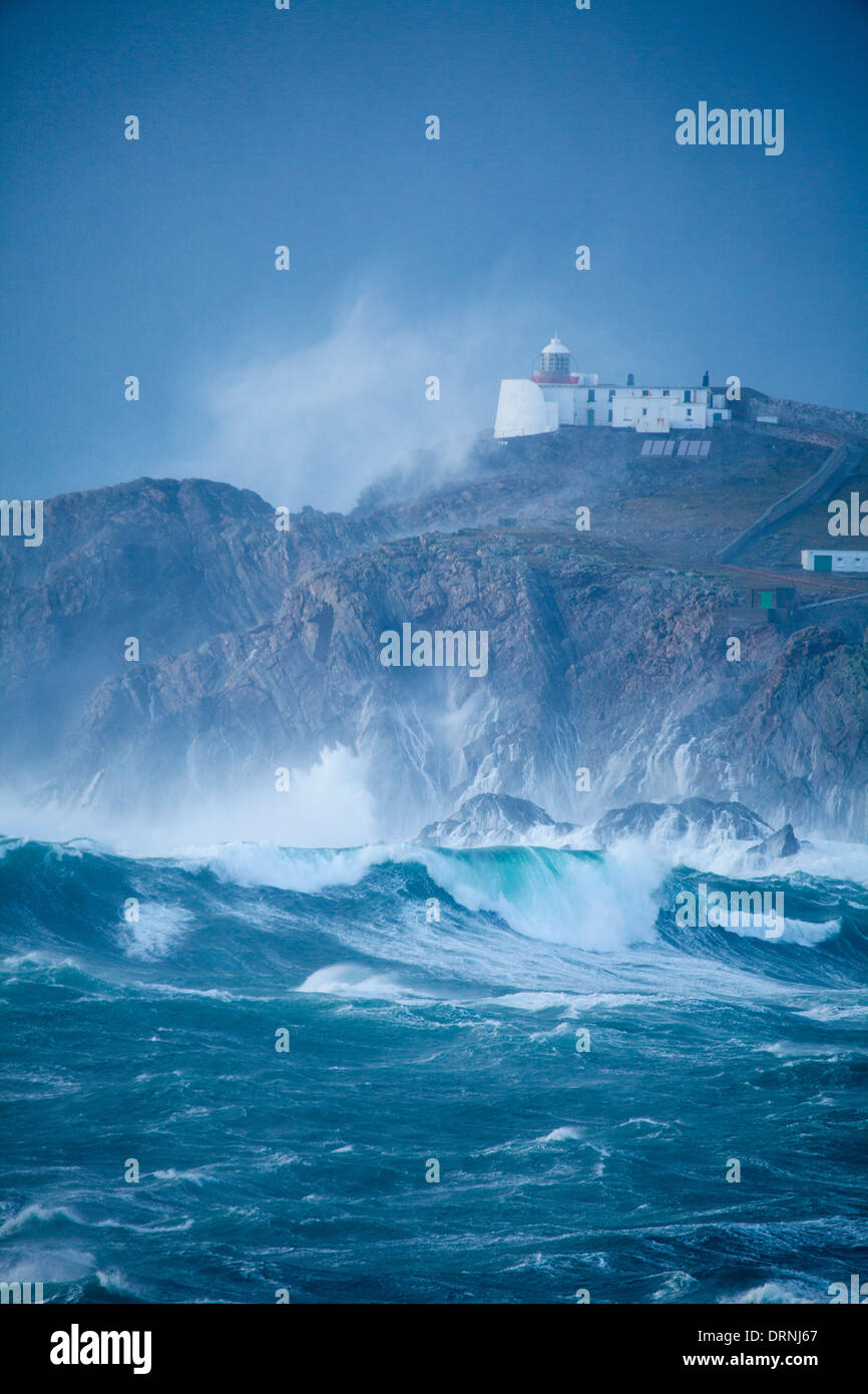 Waves crashing by lighthouse hi-res stock photography and images - Alamy