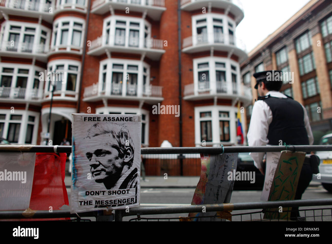 British police outside ecuador embassy hi-res stock photography and ...