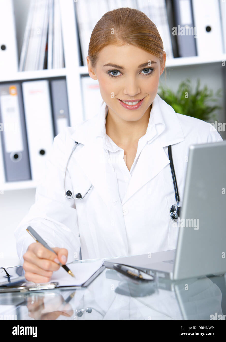 Female doctor in surgery Stock Photo - Alamy