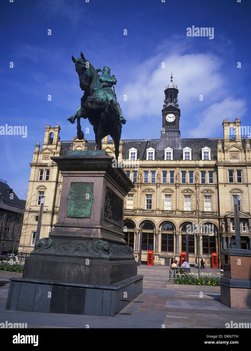Leeds statue hi-res stock photography and images - Alamy