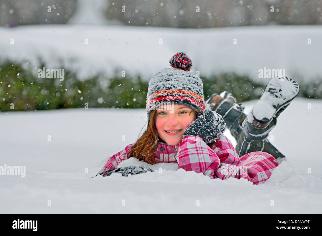 Girl laying on snow hi-res stock photography and images - Alamy