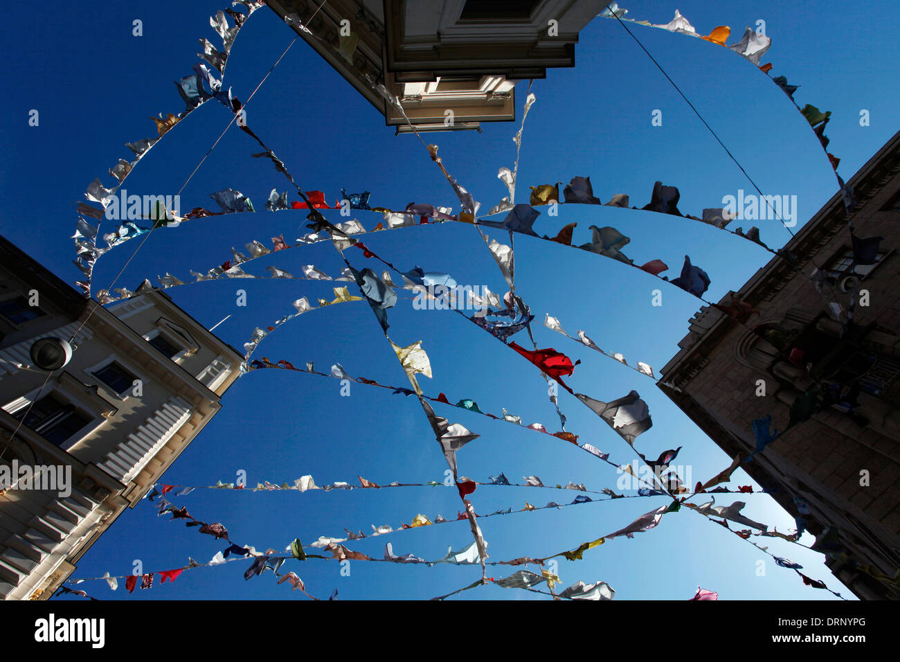 Rope between buildings hi-res stock photography and images - Alamy