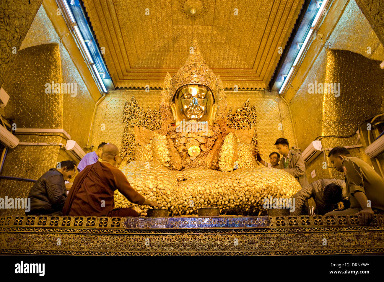 Myanmar, Mandalay, Mahamuni paya Stock Photo - Alamy