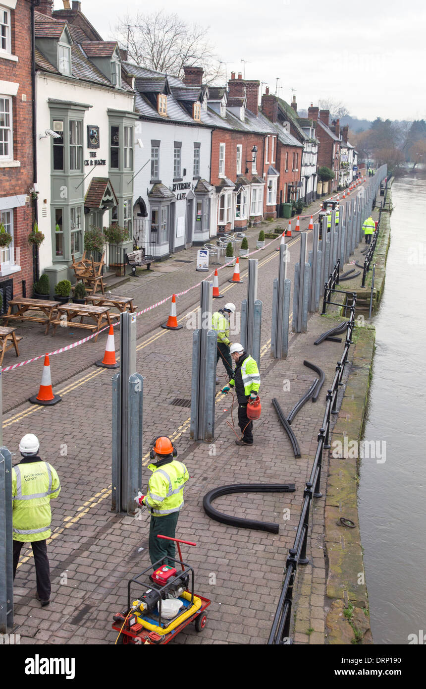 The Environment Agency working on River Severn flood defences a Bewdley ...