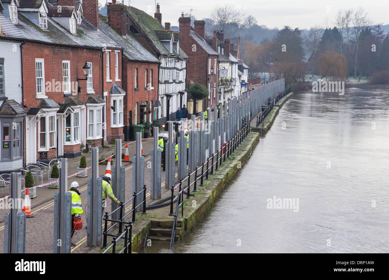The Environment Agency working on River Severn flood defences a Bewdley ...