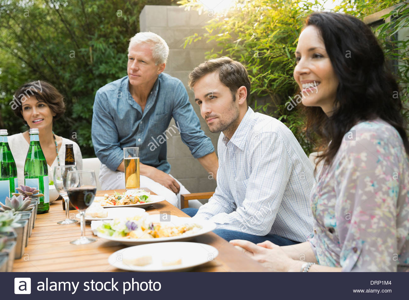 Dining with friends 40 people hi-res stock photography and images - Alamy