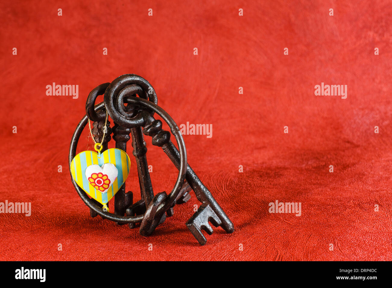 Old key and heart Stock Photo - Alamy