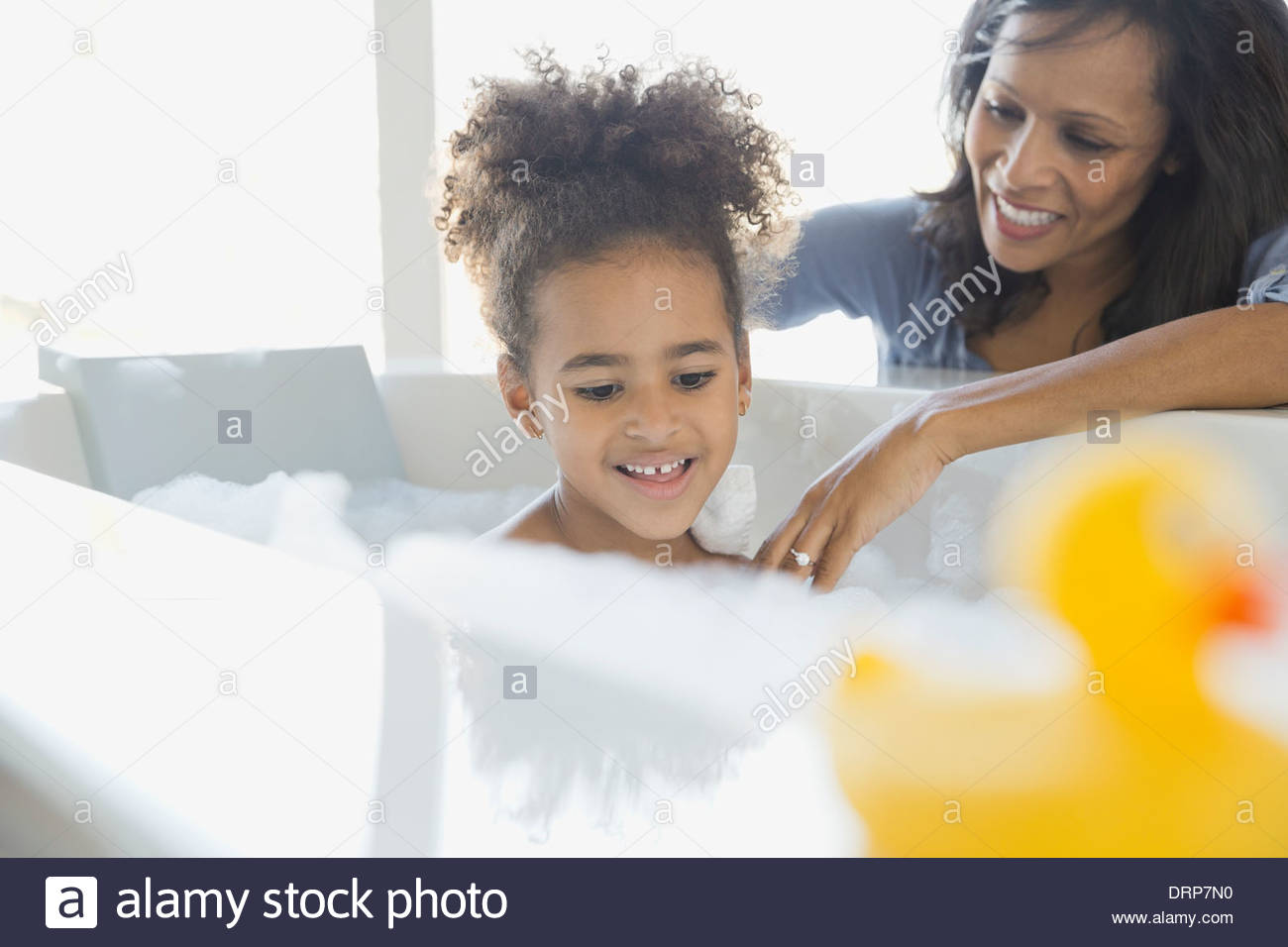 Mother daughter in bath hi-res stock photography and images - Alamy