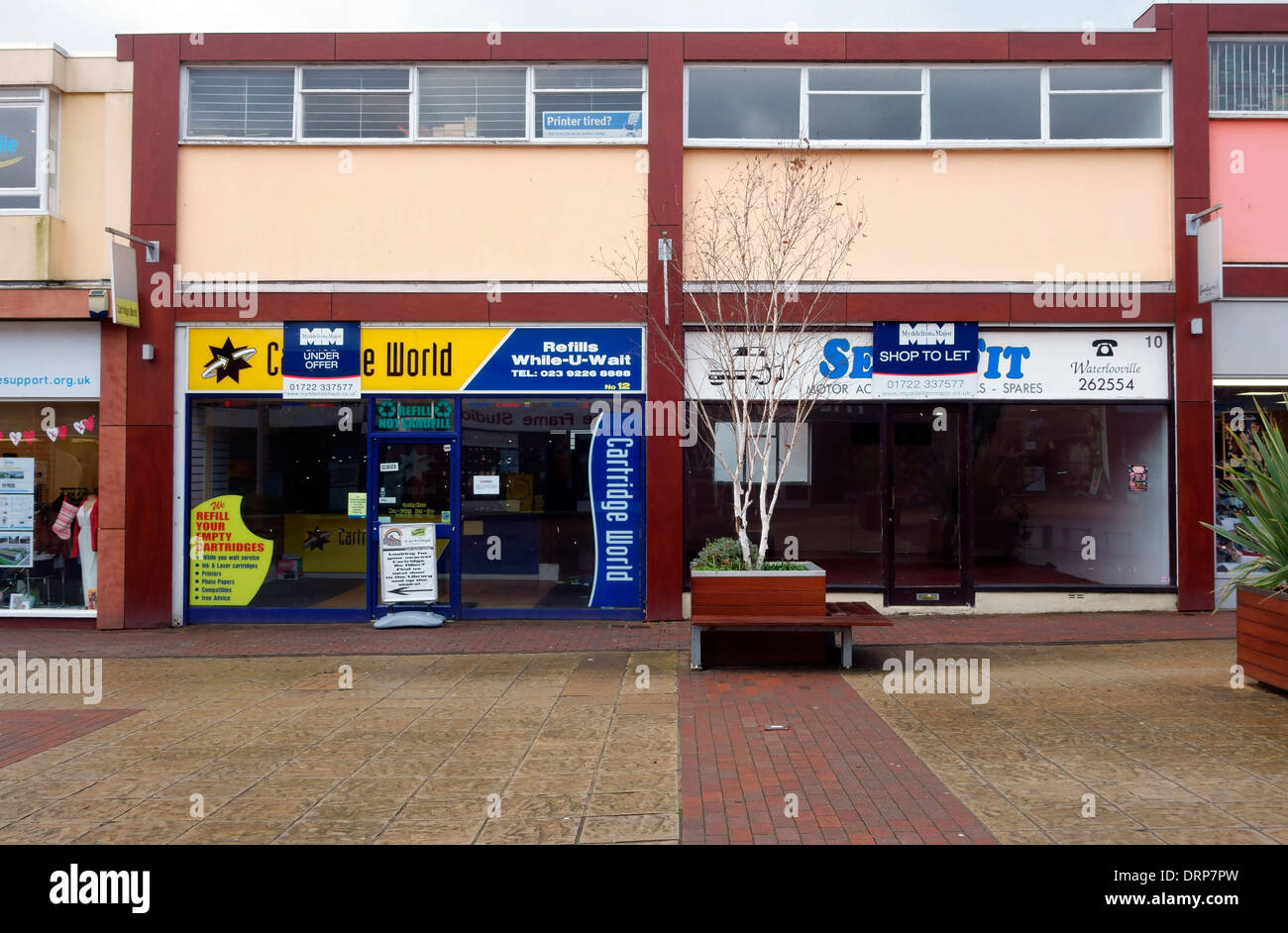 Empty shops hi-res stock photography and images - Alamy