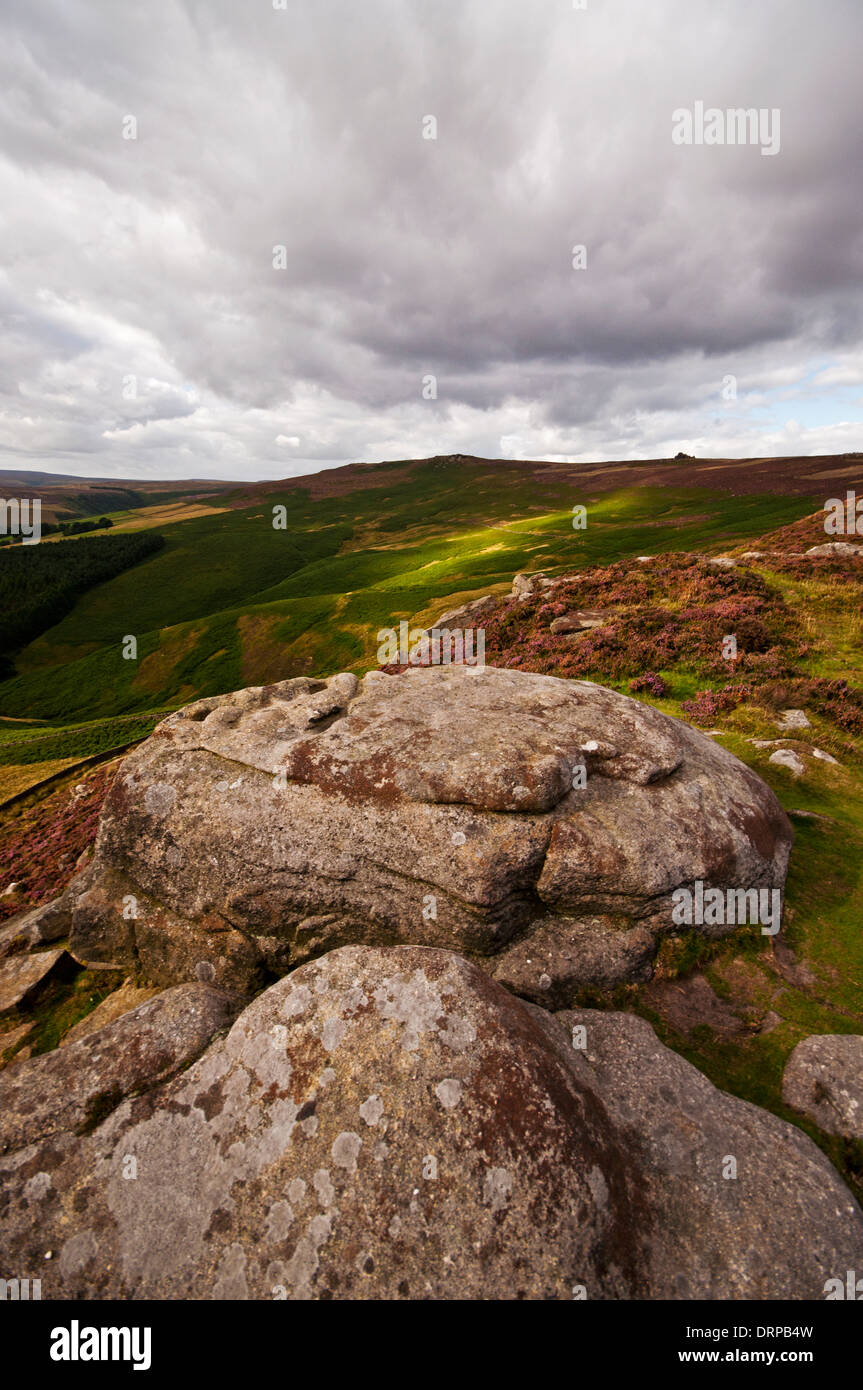 Looking North from Whinstone Lee Tor along Derwent Edge in the Peak ...