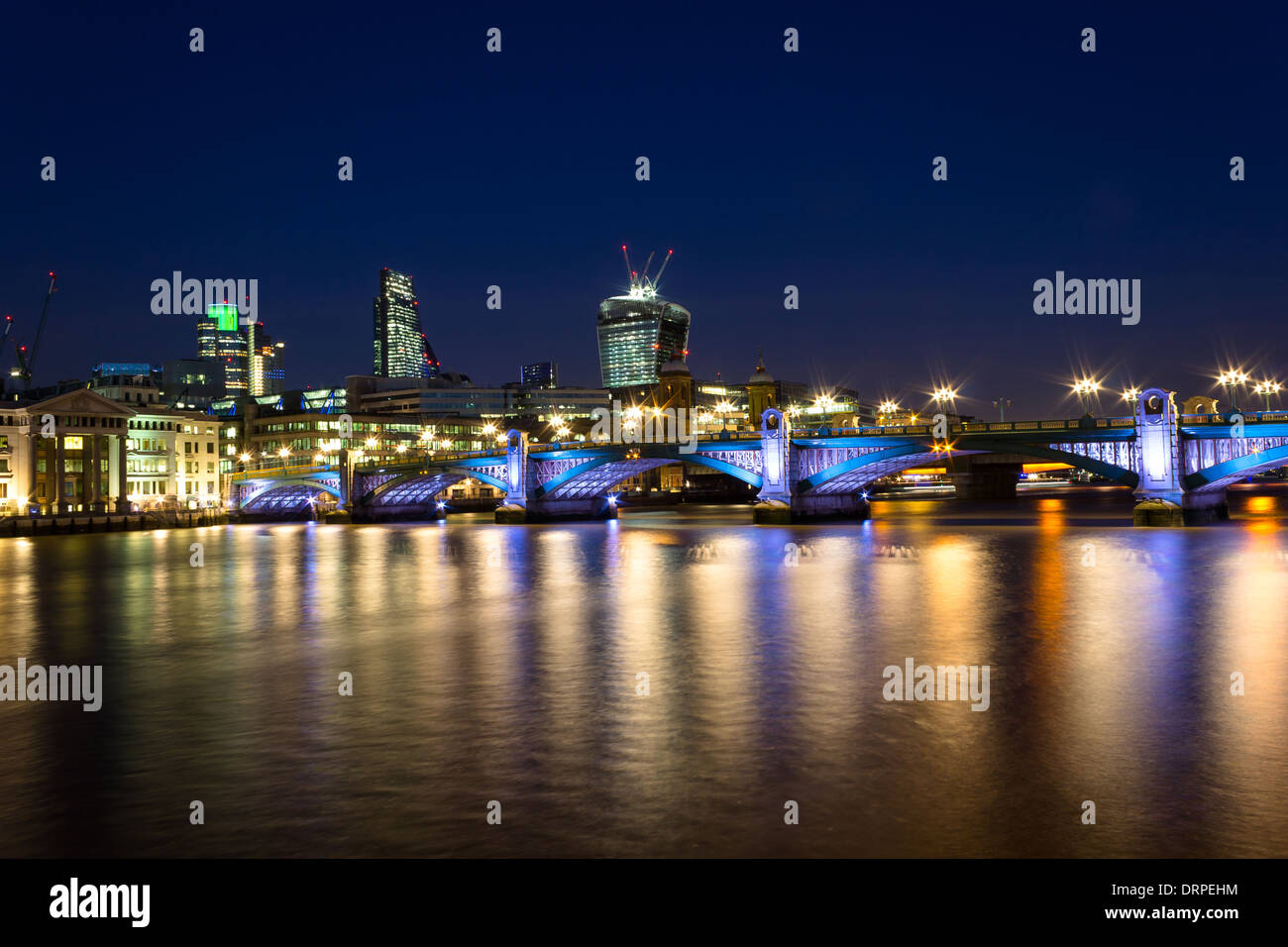 London nightscape thames hi-res stock photography and images - Alamy