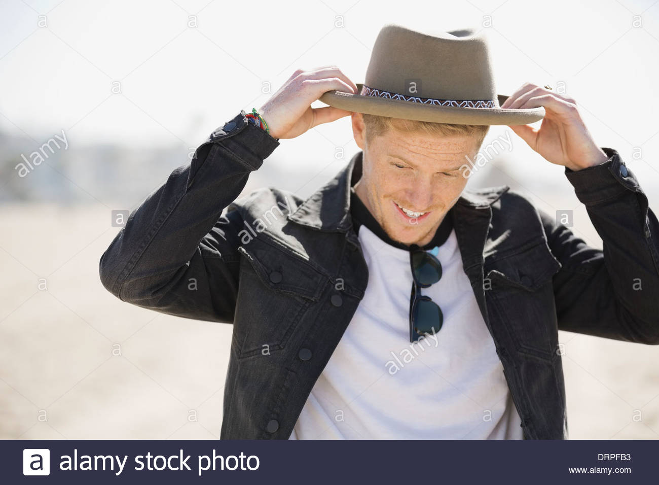 Fashionable man looking up hi-res stock photography and images - Alamy