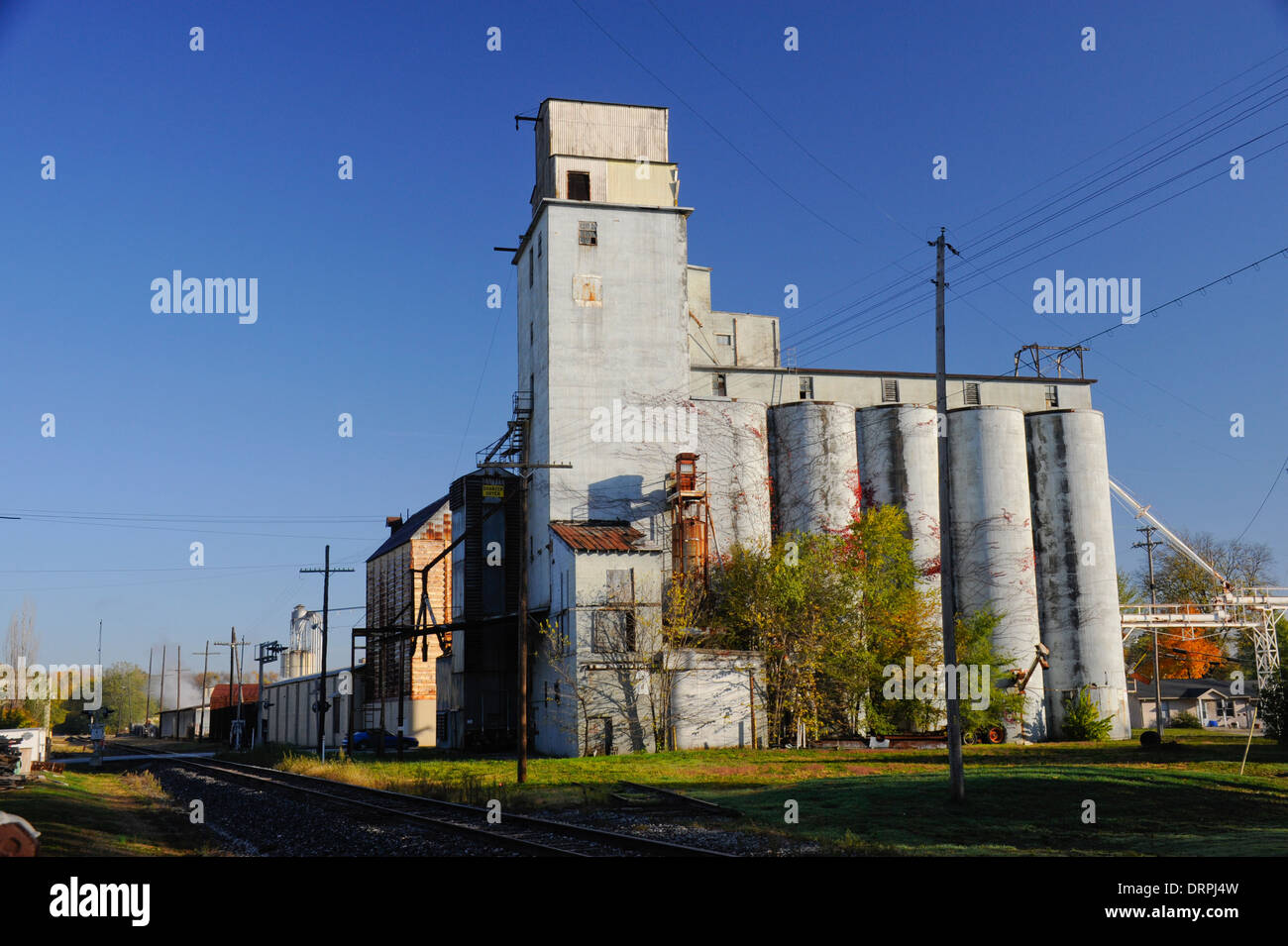 Grain silo railroad tracks hi-res stock photography and images - Alamy
