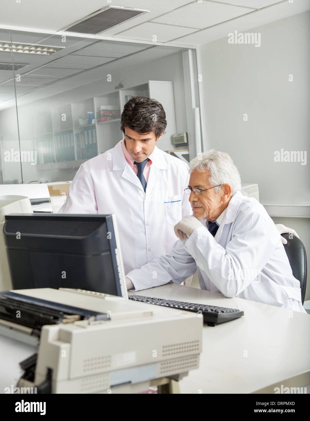 It technicians desk hi-res stock photography and images - Alamy