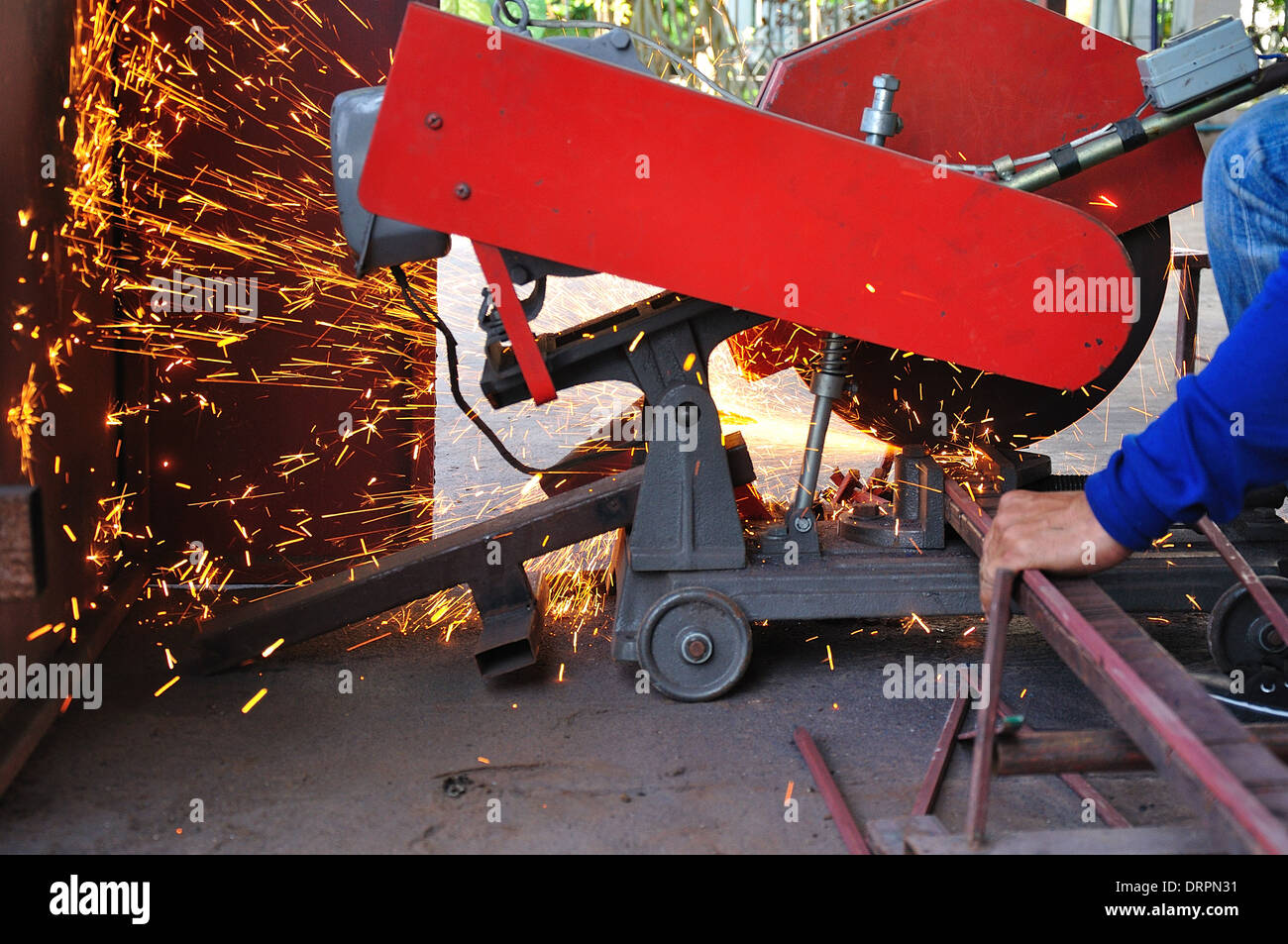 Metal sawing hi-res stock photography and images - Alamy